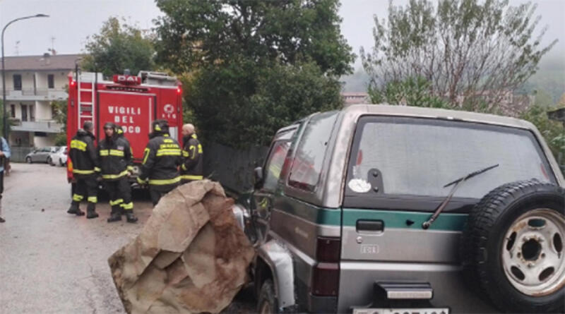 Enorme masso si stacca dal monte e colpisce un’auto a San Piero in ...